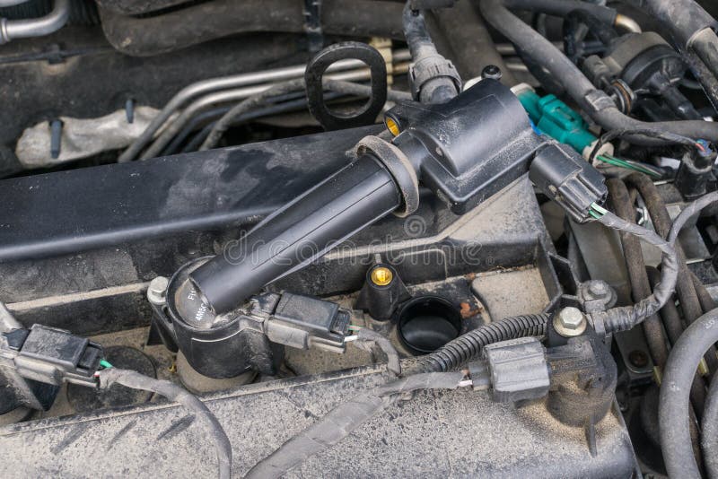 Bobine En Sparkplugs Van Een Oude Vuile Auto Stock Foto - Image of ...