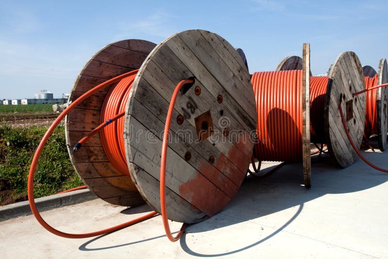 Un Câble électrique épais Sur Des Bobines En Bois Les Bobines Sont ...