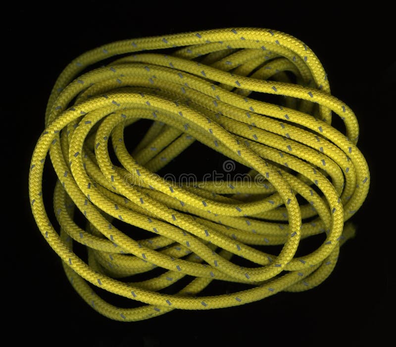 Bobines De Corde Jaune Et En Nylon Sur Le Noir Photo stock - Image du ...