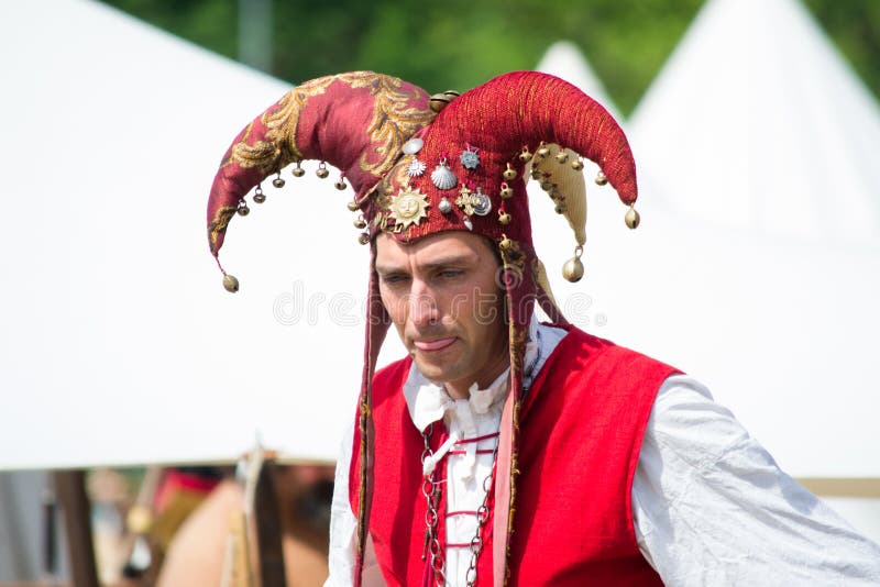 Homem Em Um Traje Medieval Do Bobo Da Corte Fotografia Editorial ...