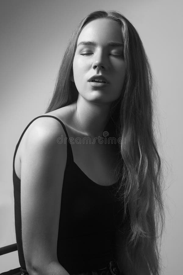 Boca Abierta Cerrada Mujer Sensual Del Extremo De Ojos Foto de archivo ...