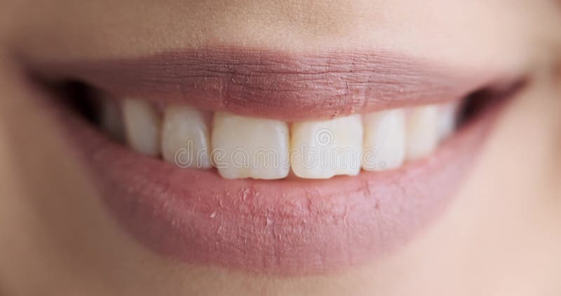 Boca Cerrada De Mujer Sonriendo Almacen De Video - Vídeo de persona ...