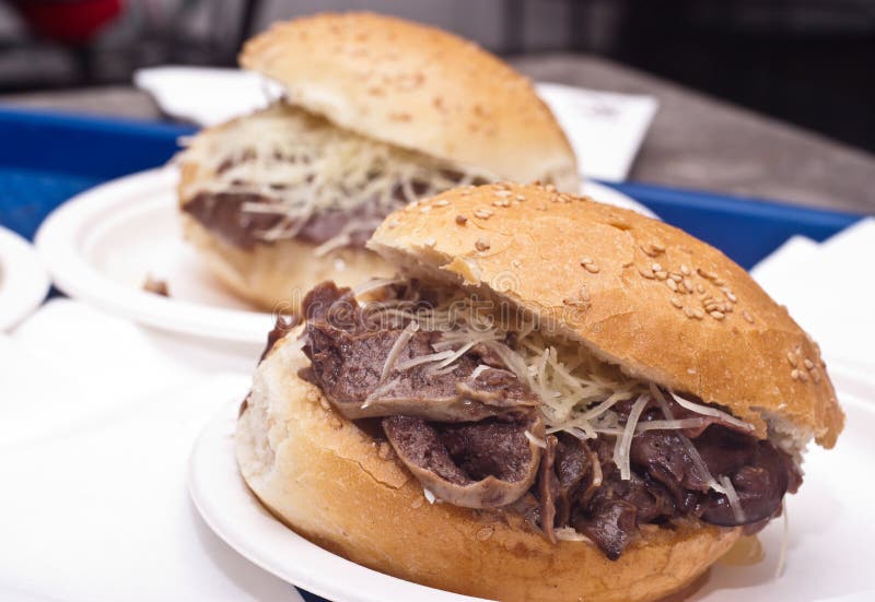 Bocadillo Con El Bazo. Comida De La Calle De Palermo Imagen de archivo ...