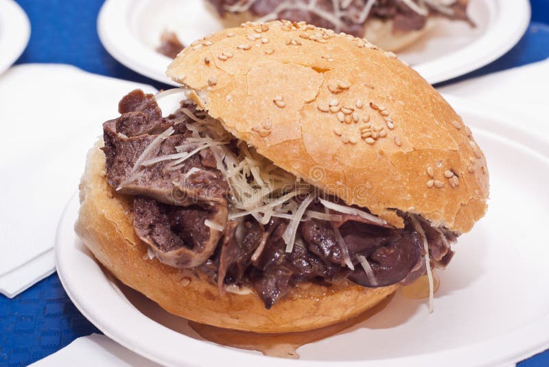 Bocadillo Con El Bazo. Comida De La Calle De Palermo Imagen de archivo ...