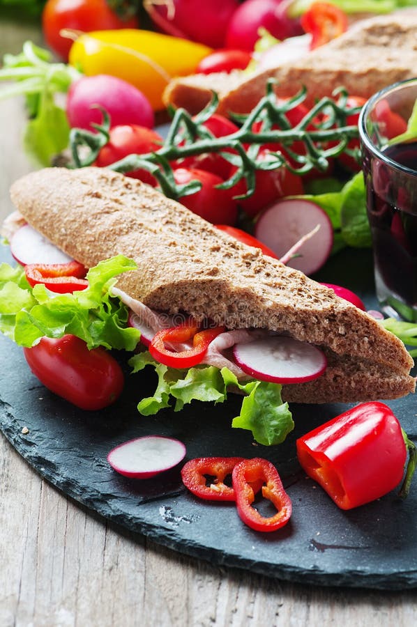 Bocadillo Con El Pan Y El Prosciutto Integrales Imagen de archivo ...