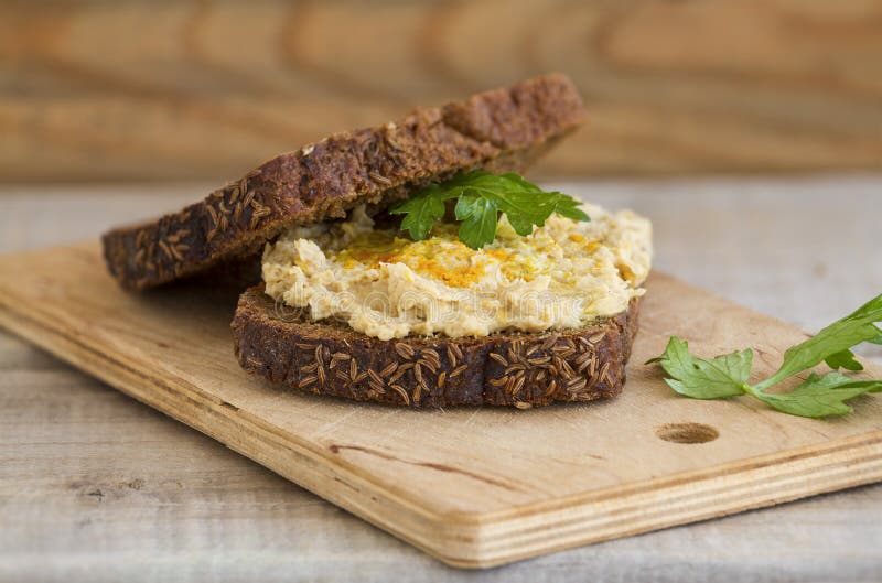 Bocadillo De Hummus Con Pan Del Trigo Integral Imagen de archivo ...