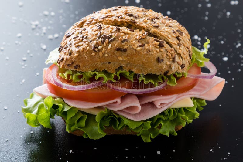 Bocadillo De Jamón Con El Bollo Marrón Foto de archivo - Imagen de ...