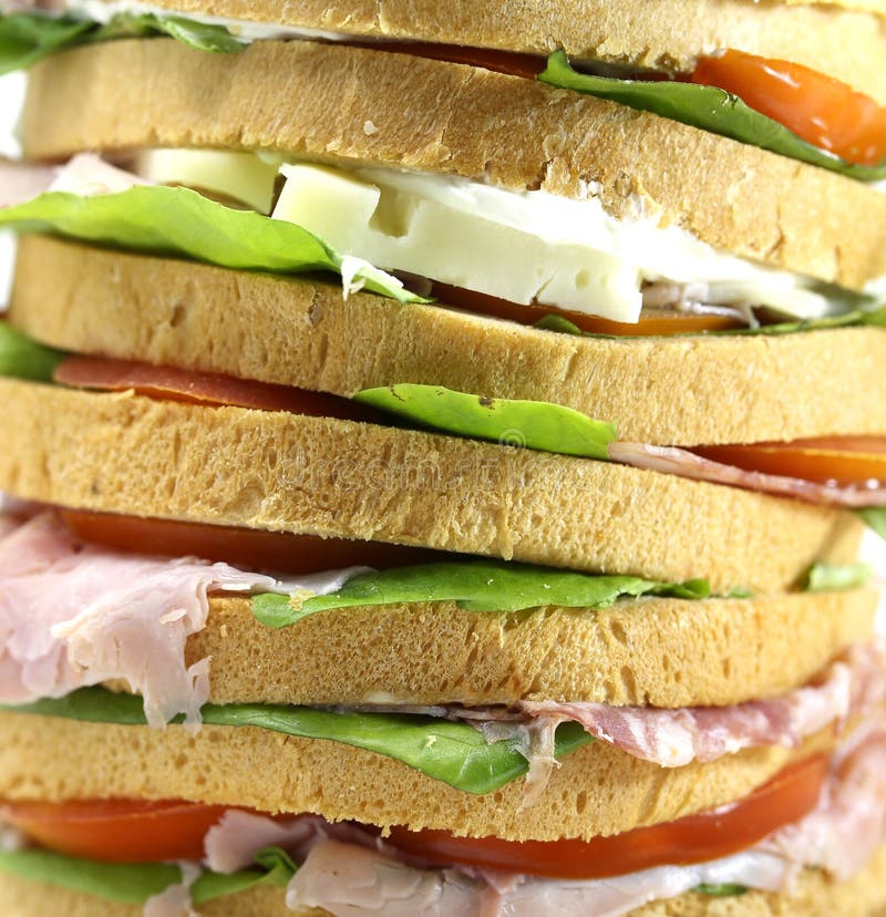 Bocadillo Gigante Relleno Con Muchas Capas De Pan Con Lechuga a Foto de ...