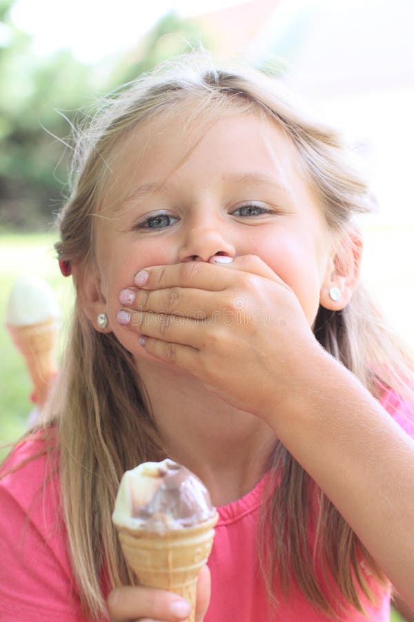 Ragazza Che Si Copre La Bocca Con La Mano E Tiene Un Gelato Immagine ...