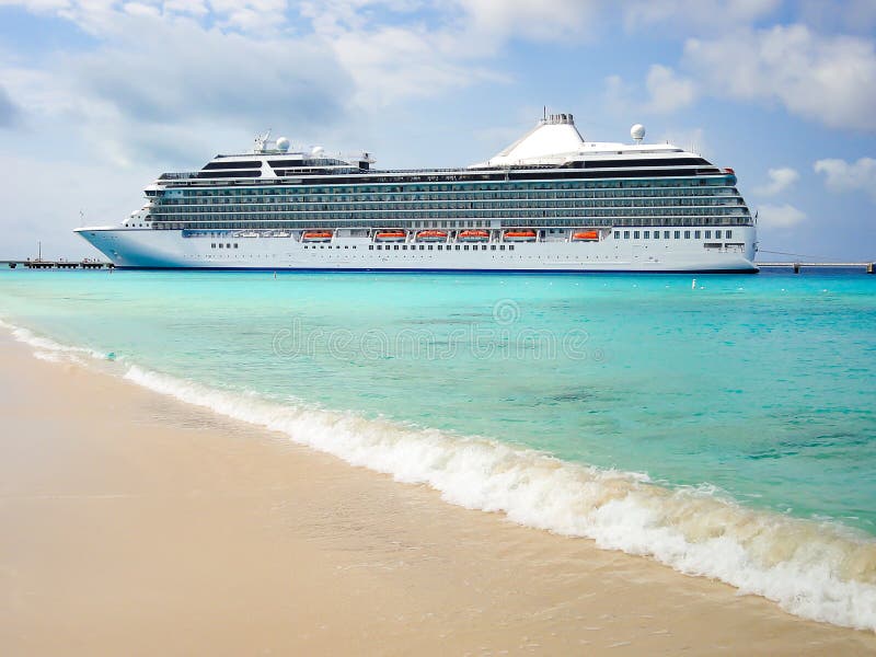 Rejsu Liniowiec - Pasażerski Statek Dokował W Karaiby Obraz Stock ...