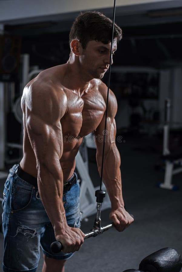 Bodybuilder in Der Gymnastik Stockfoto - Bild von hintergrund, kerl ...