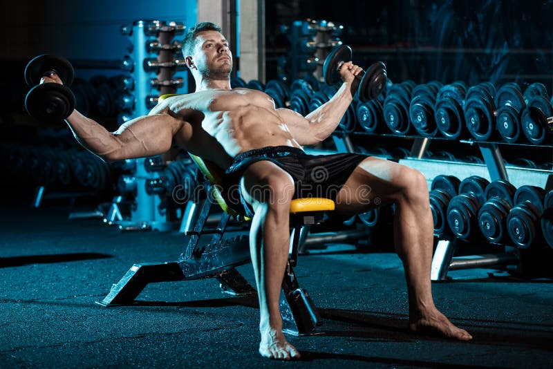 Bodybuilder, Der Mit Gewichten Trainiert Stockbild - Bild von sport ...
