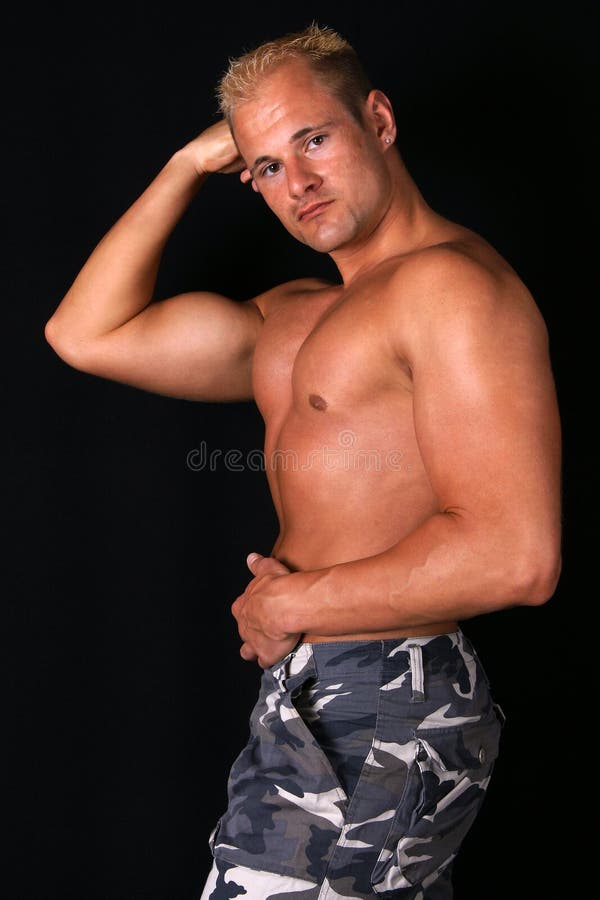 Bodybuilder, Der Muskeln Zeigt Stockbild - Bild von stattlich ...