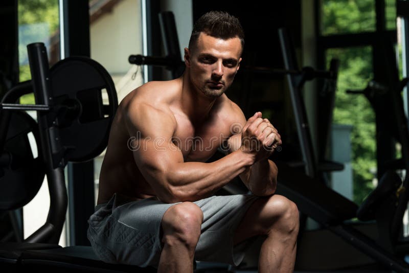 Bodybuilder, Der Nachdem Dem Trainieren Stillsteht Stockbild - Bild von ...