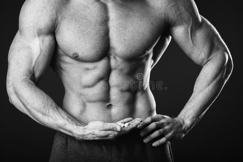 Bodybuilder, Der Seinem Presse Zeigt Stockfoto - Bild von porträt ...