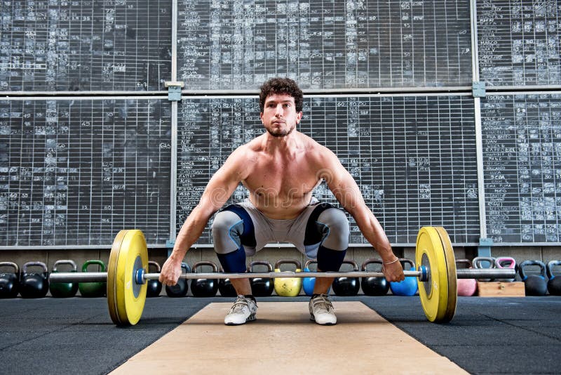 Getonter Bodybuilder, Der Mit Ringen Trainiert Stockbild - Bild von ...