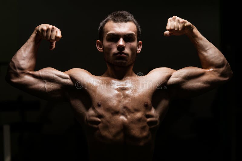 Bodybuilder Die Front Double Biceps Poses Uitvoeren Stock Foto - Image ...