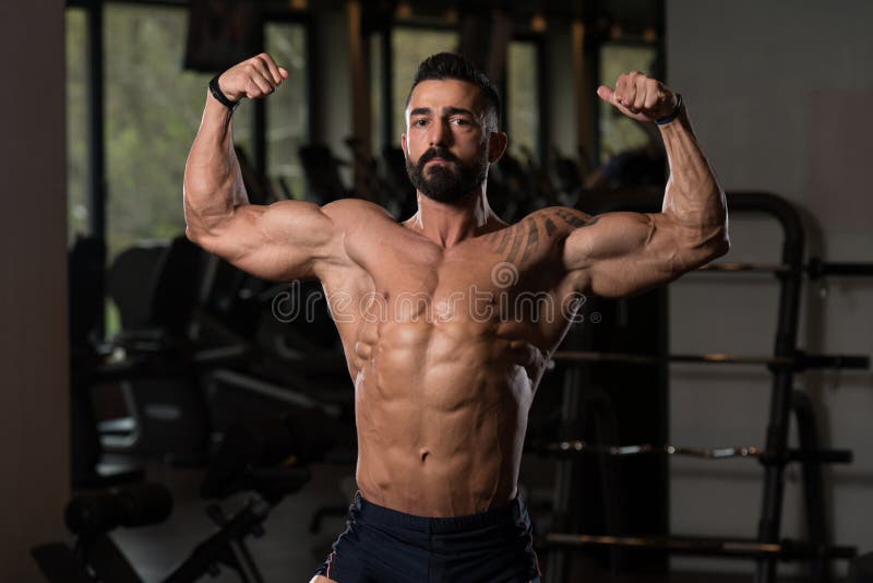 Bodybuilder-Eignungs-Modell Posing Double Biceps Nach Übungen Stockfoto - Bild von bart, gesund ...