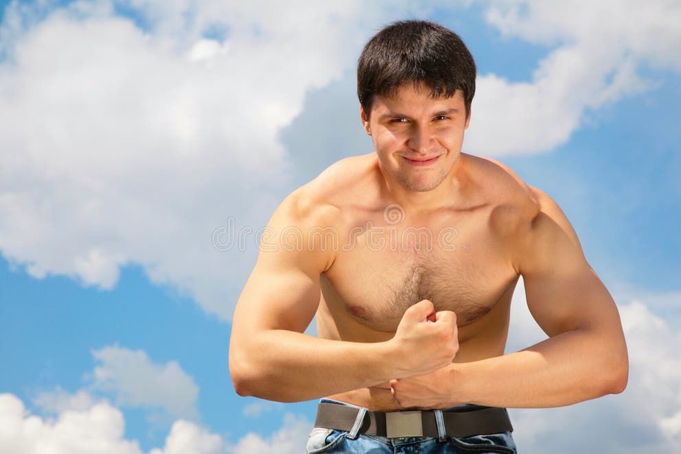 Bodybuilder en el cielo foto de archivo. Imagen de construido - 6376058