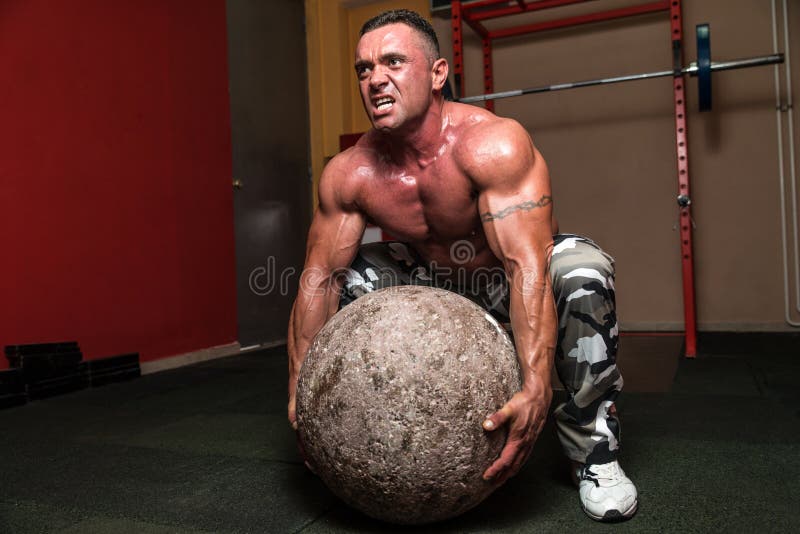 Bodybuilder Essayant De Prendre Une Pierre Photo stock - Image du armée ...