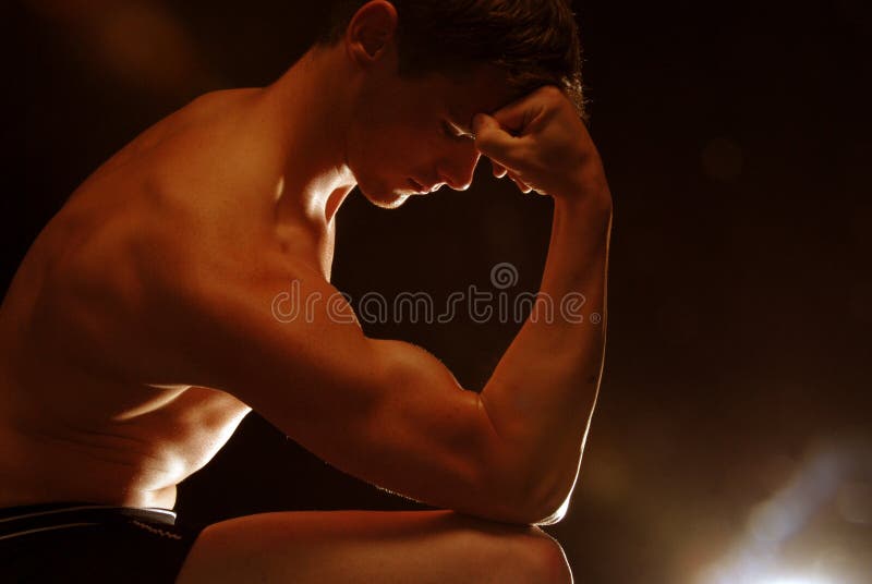 Bodybuilder Joven Con Doblar El Bíceps Imagen de archivo - Imagen de ...