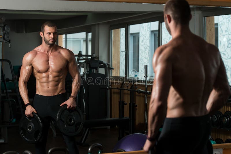 Bodybuilder Jugeant Des Poids Disponibles Image stock - Image du ...
