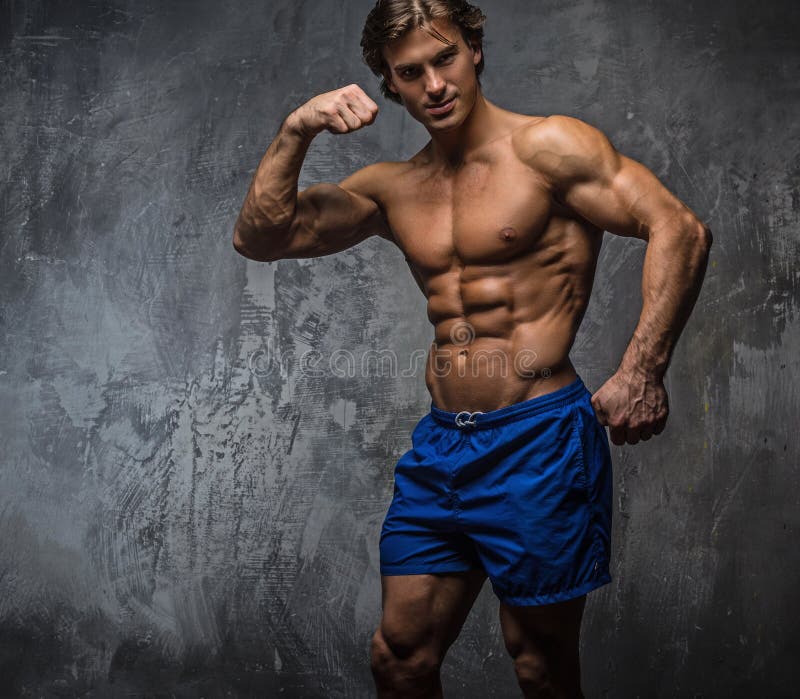 Bodybuilder Musculaire Fort Montrant Son Corps Photo Stock Image Du
