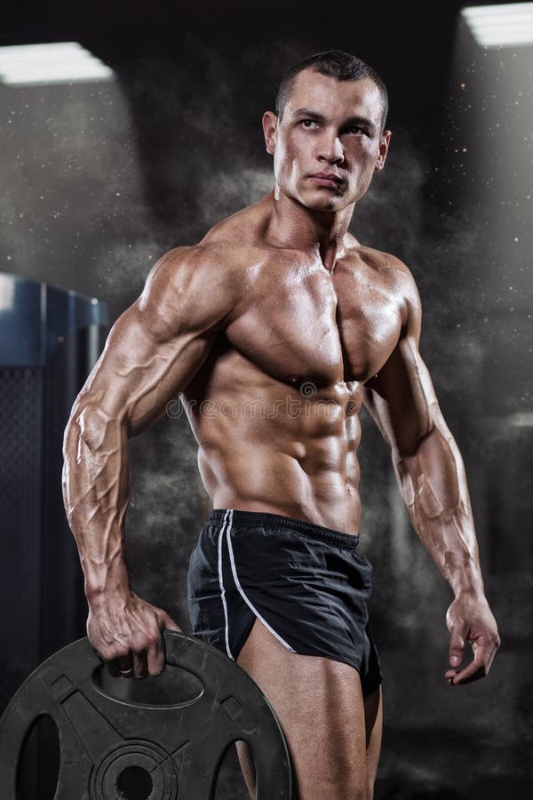 Bodybuilder Professionnel Avec Le Disque De Poids Dans Le Gymnase Image ...