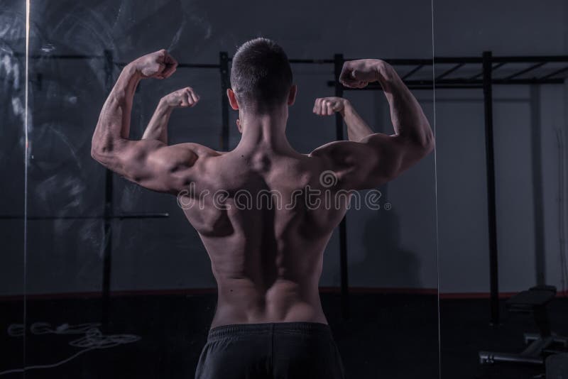 Bodybuilder, Spier Sterke Rug, Spiegelbeeld Stock Afbeelding - Image of ...