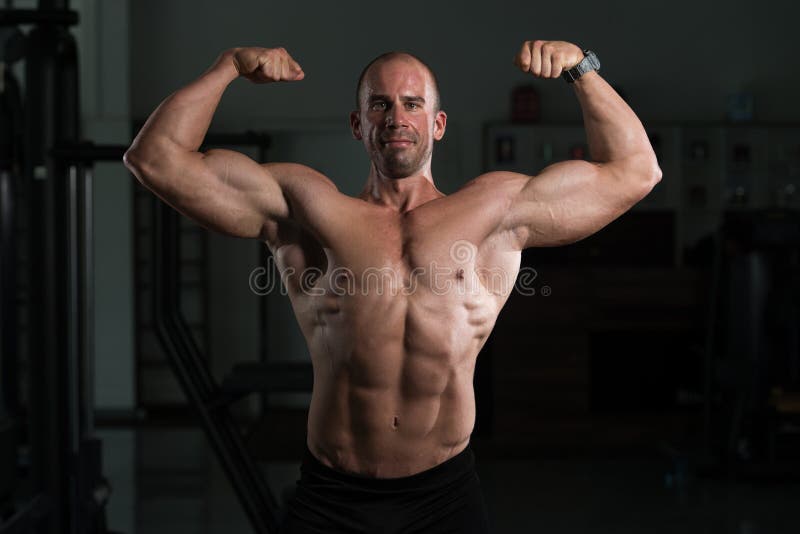 Bodybuildergeschiktheid Modelposing Double Biceps Na Oefeningen Stock ...