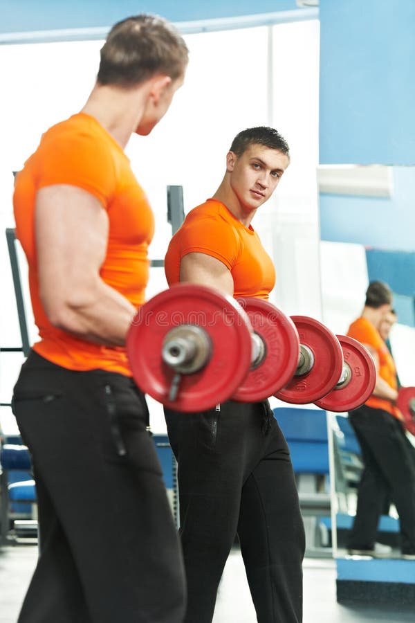 Bodybuildermens Die De Oefeningen Van De Bicepsenspier Doen Stock ... Bodybuildermens Die De Oefeningen Van De Bicepsenspier Doen Stock ...