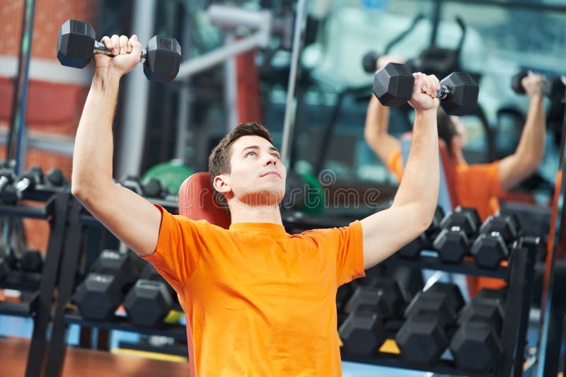 Bodybuildermens Die De Oefeningen Van De Bicepsenspier Doen Stock Foto ... Bodybuildermens Die De Oefeningen Van De Bicepsenspier Doen Stock Foto ...