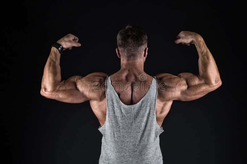 Bodybuilder Montrant Les Muscles Le Biceps Et Le Triceps Photo Stock