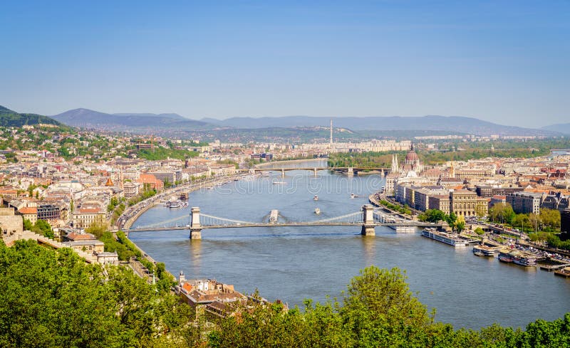 Boedapest En De Donau 's Nachts Stock Afbeelding - Image of ...