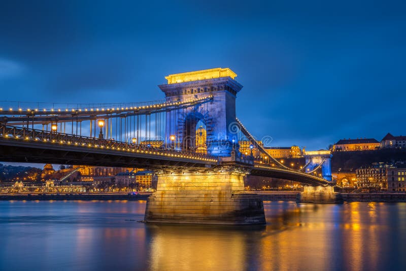 Boedapest, Hongarije - Mooie Szechenyi-Kettingsbrug in Unieke Blauwe ... Boedapest, Hongarije - Mooie Szechenyi-Kettingsbrug in Unieke Blauwe ...