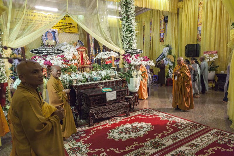 Boeddhistische begrafenis redactionele afbeelding. Image of wachten ...