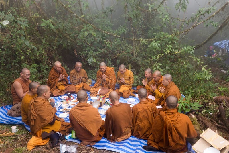 Boeddhistische Monniken Die in Aard Bidden Redactionele Stock ...
