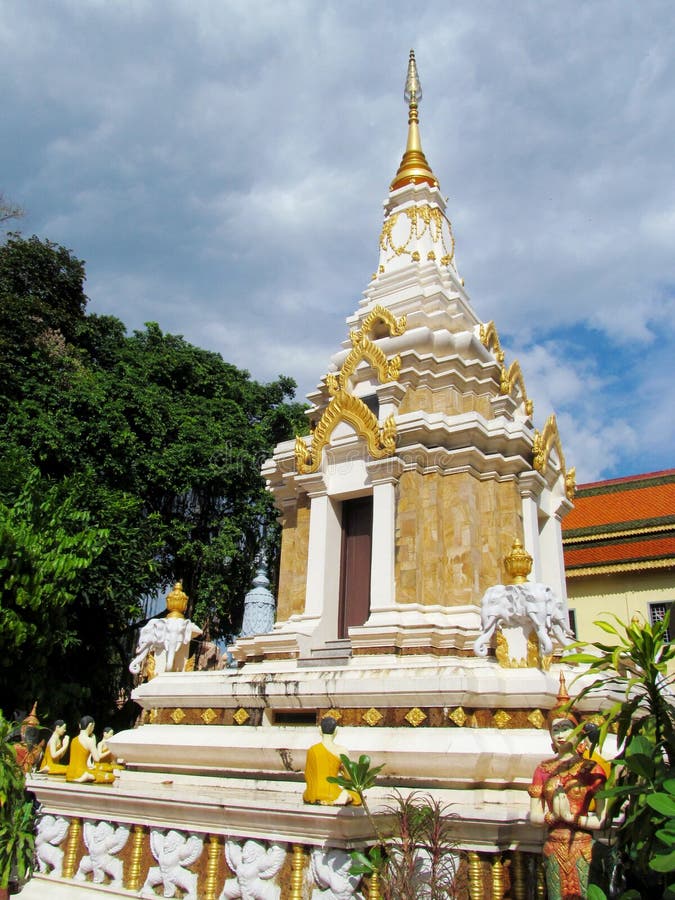Boeddhistische Stupa Phnom Penh, Kambodja Stock Foto - Image of ...