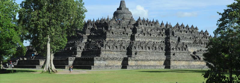 Boeddhistische Tempel Van Borobudur Op Het Eiland Java Stock Afbeelding - Image of java, boom ...