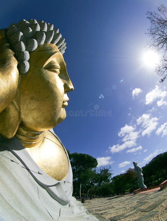 Boeddhistische Tuin - Standbeeld Stock Foto - Image of vakantie ...