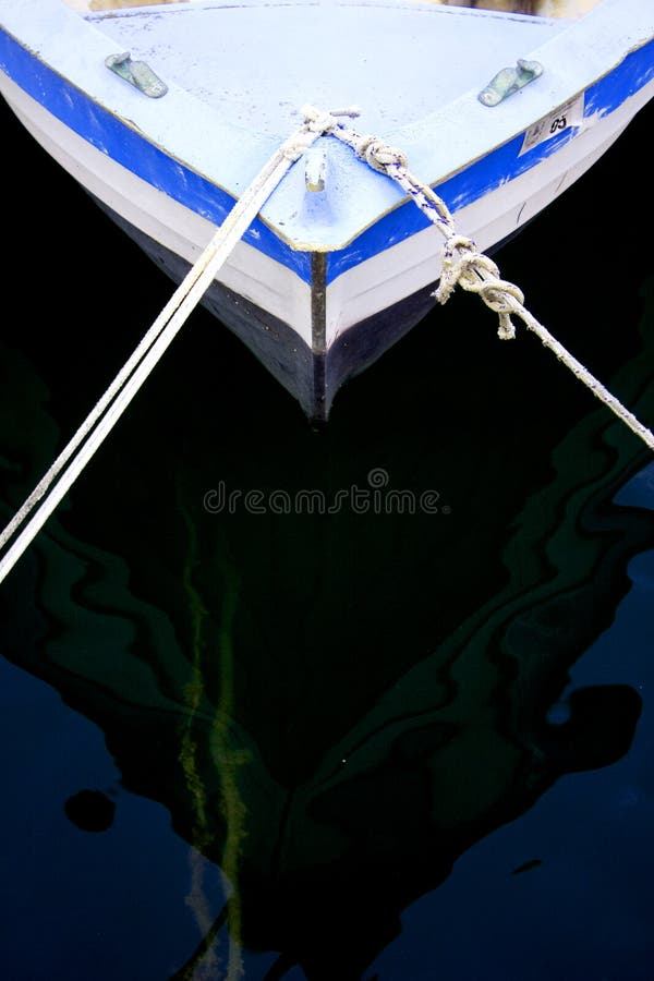 Boeg van een boot stock afbeelding. Image of bezinningen - 11042733