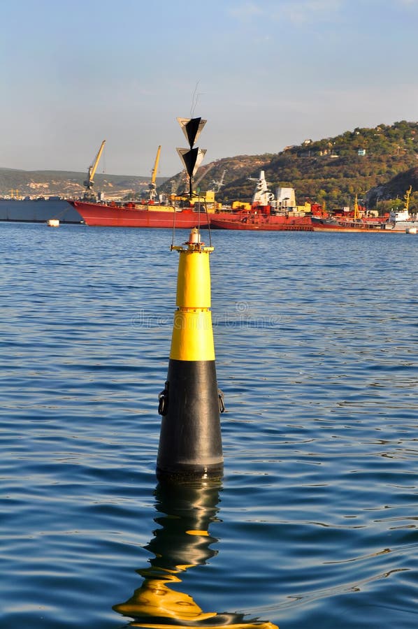 Zwarte En Gele Boei Op De Zwarte Zee Stock Foto - Image of veilig, rood ...