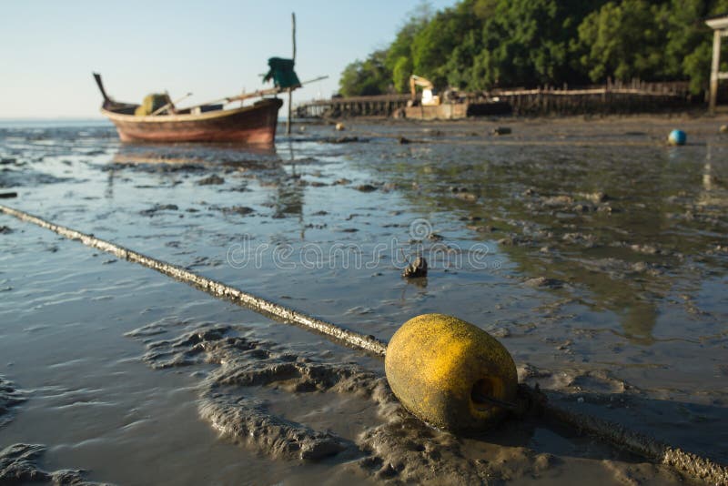 Gele boei stock foto. Image of bescherming, platteland - 102970724