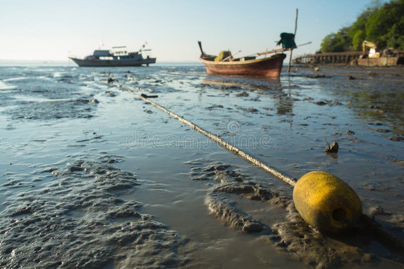Gele boei stock foto. Image of bescherming, platteland - 102970724