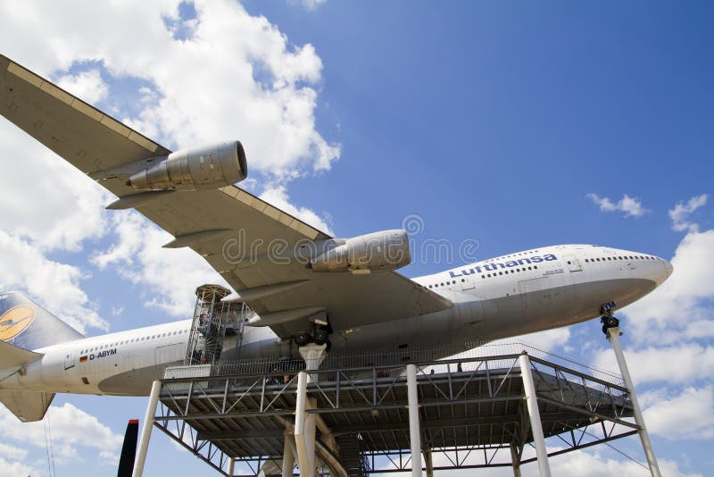 Boeing 747 editorial photo. Image of clouds, aviation - 24245771