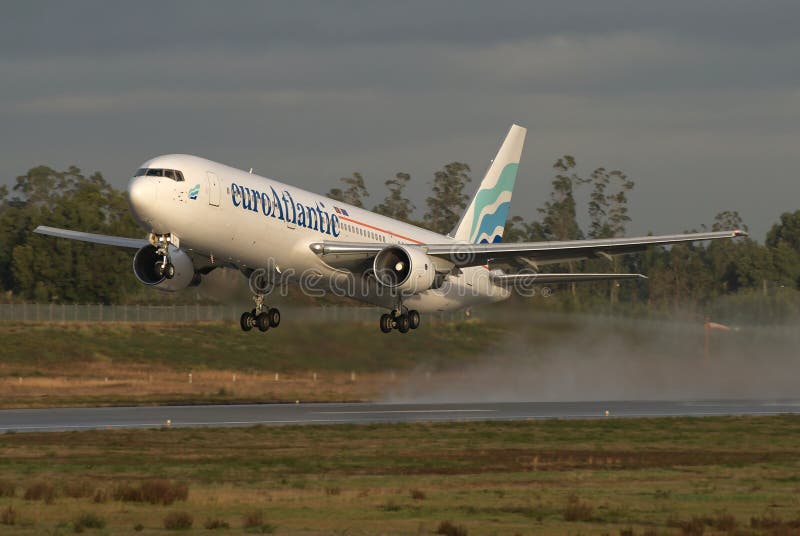 Boeing 767 Take off editorial photo. Image of flight - 20680536
