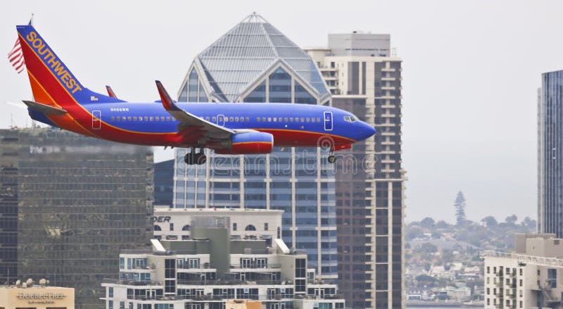 Boeing 737, Ailerons Et Train Sorti Photo éditorial - Image du trains ...