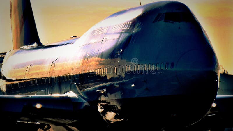 Jumbo De Boeing 747 Dans La Vue De Face Image stock - Image du airliner ...