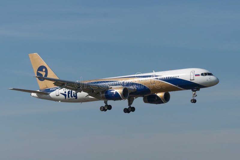 Boeing B757 jet aircraft editorial photo. Image of engine - 28374151