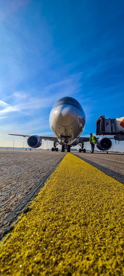 Boeing 777 at Berlin Airport Editorial Image - Image of wing, airliner ...